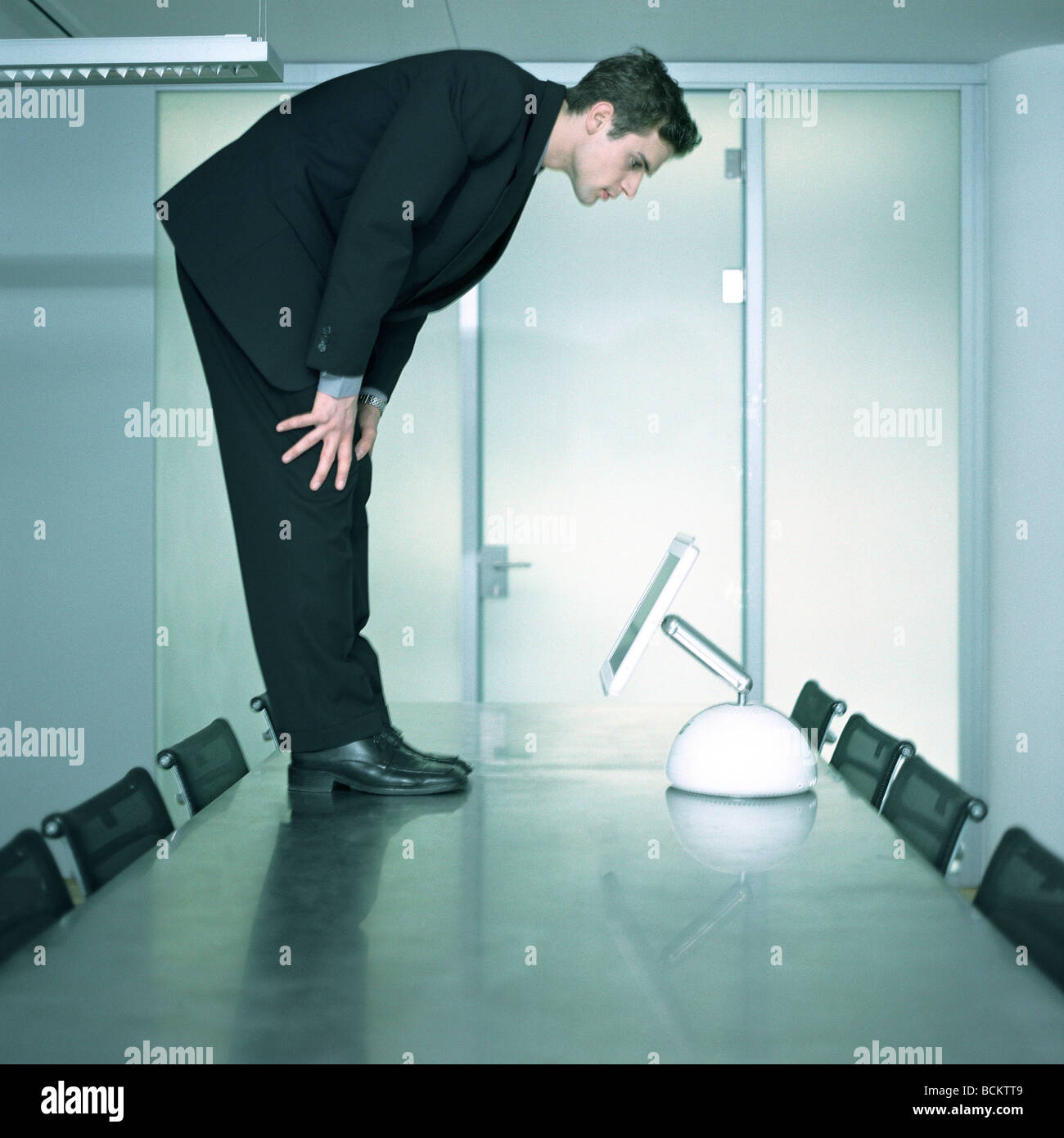 Knee knees leaning looking hi-res stock photography and images - Alamy