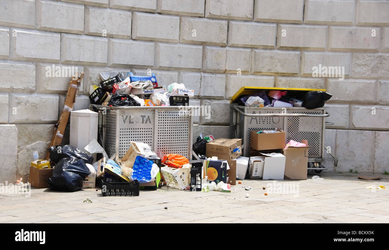 Venice 2009 rubbish bins overflow in the Giardini Stock Photo - Alamy