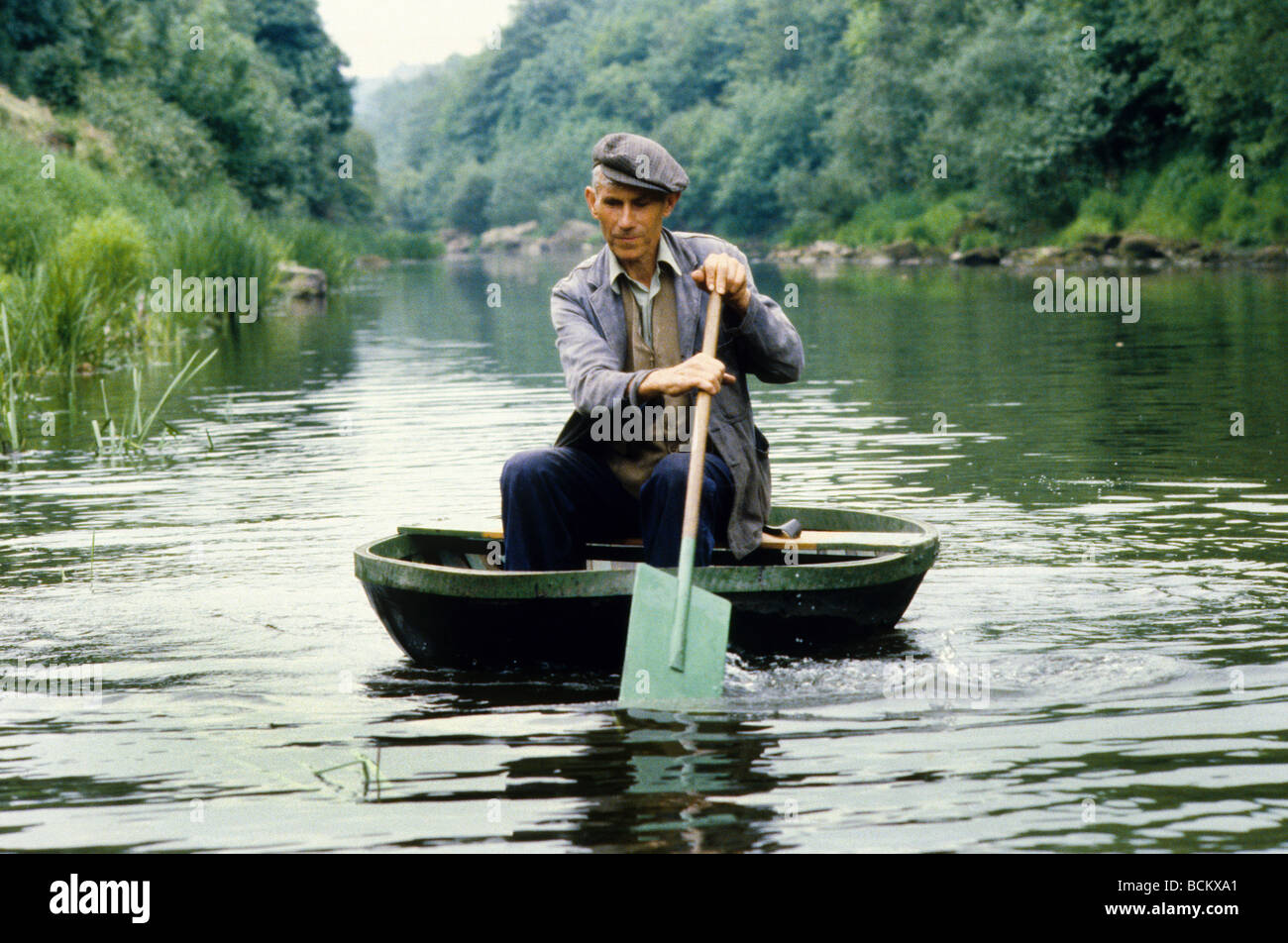Ironbridge Coracle maker Eustace Rogers on the River Severn. He is 4th ...
