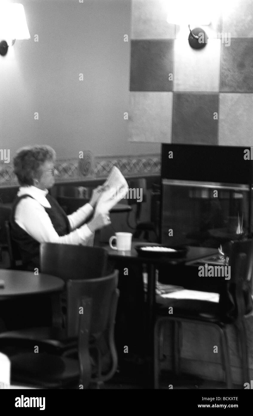 Reading senior woman in Black and White Stock Photos & Images - Alamy