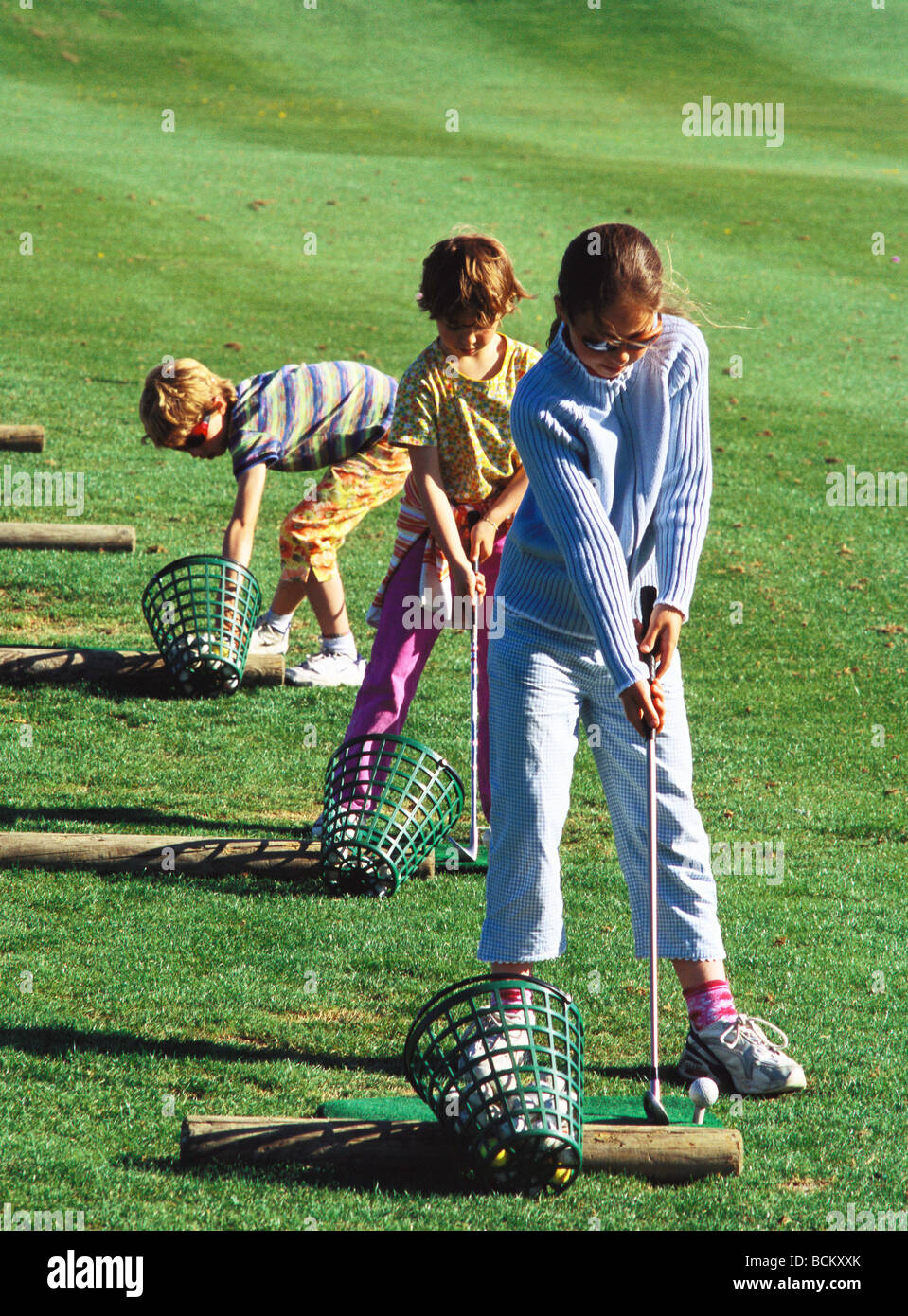Children learning golf hi-res stock photography and images - Alamy