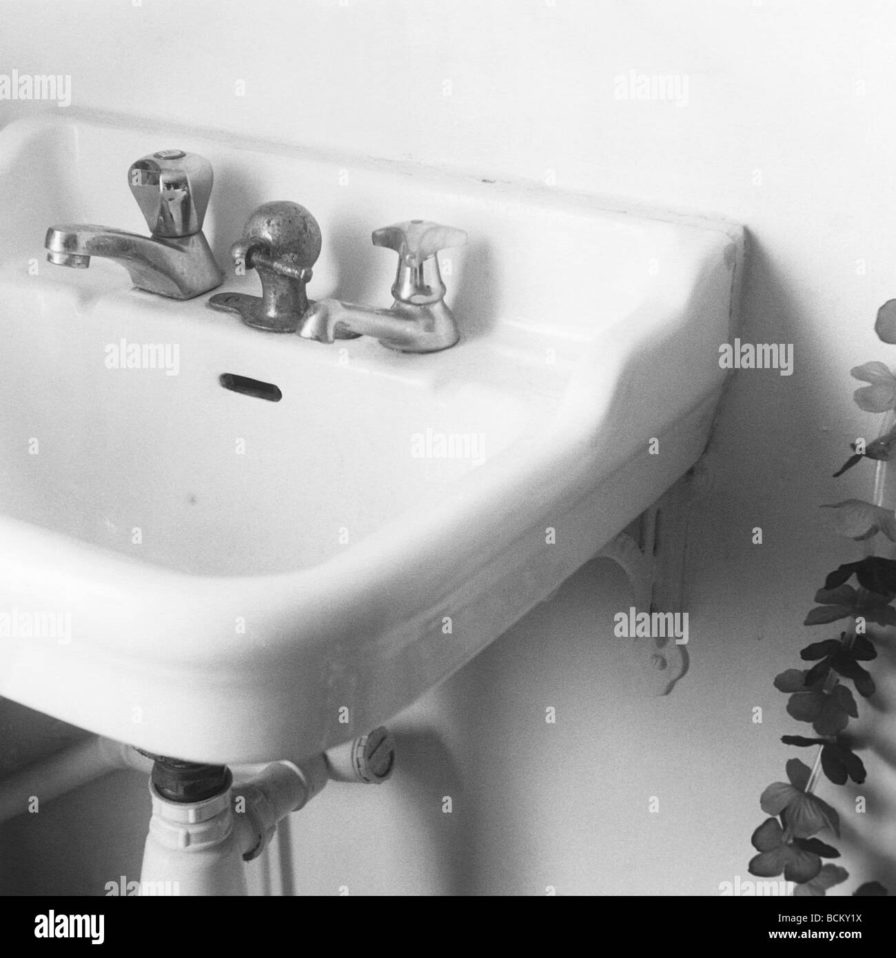 Sink sinks Black and White Stock Photos & Images - Alamy