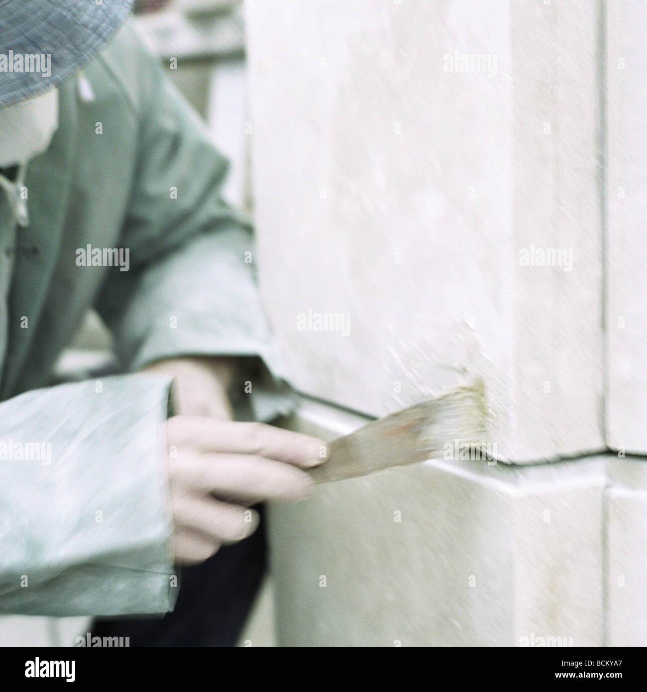 Worker applying putty to wall Stock Photo - Alamy
