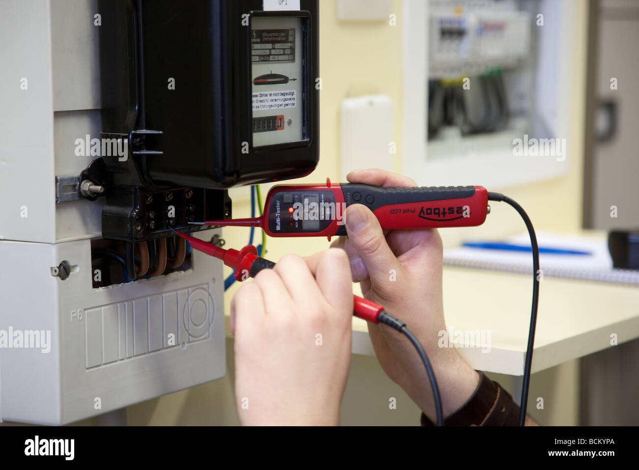 Electrican at work in the training school for master craftsmen Stock ...
