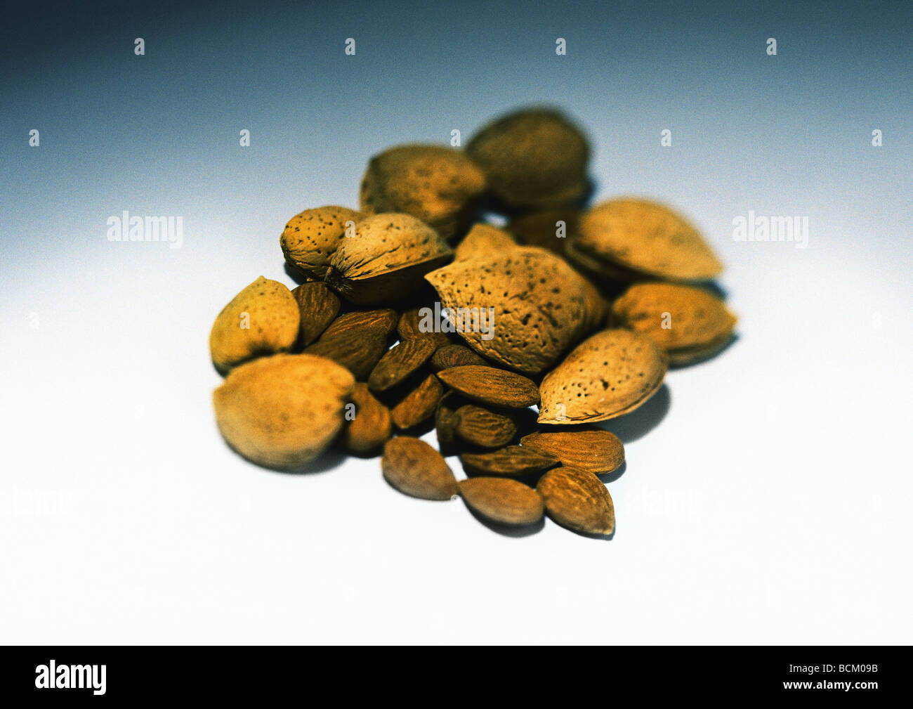 Pile of shelled and unshelled almonds Stock Photo - Alamy