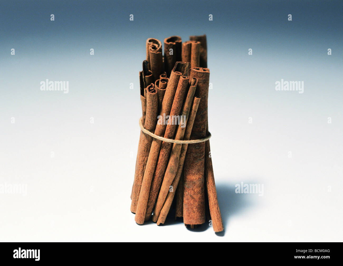 Bundle of cinnamon sticks Stock Photo - Alamy