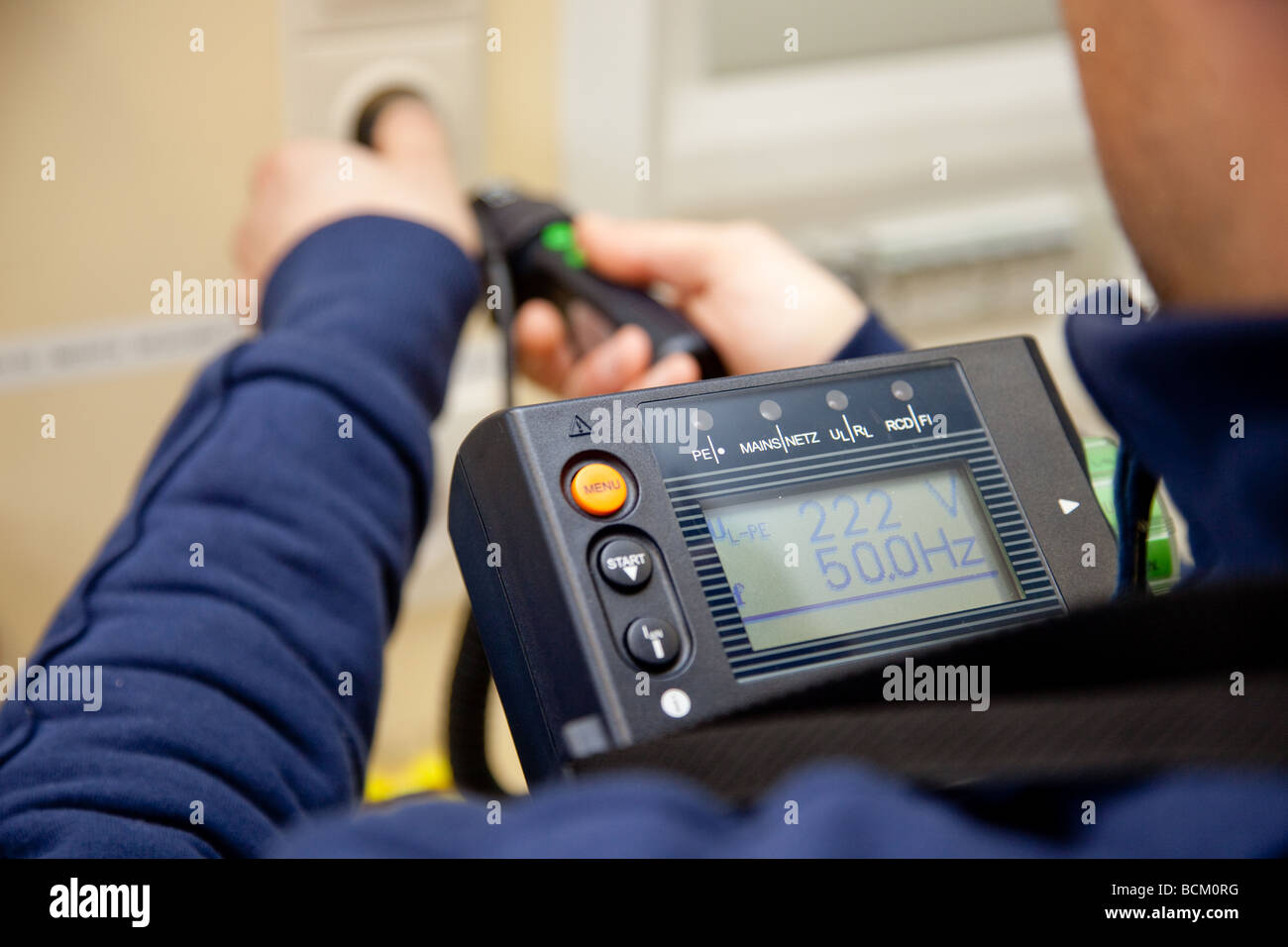 Electrician at work in the training school for master craftsmen Stock ...