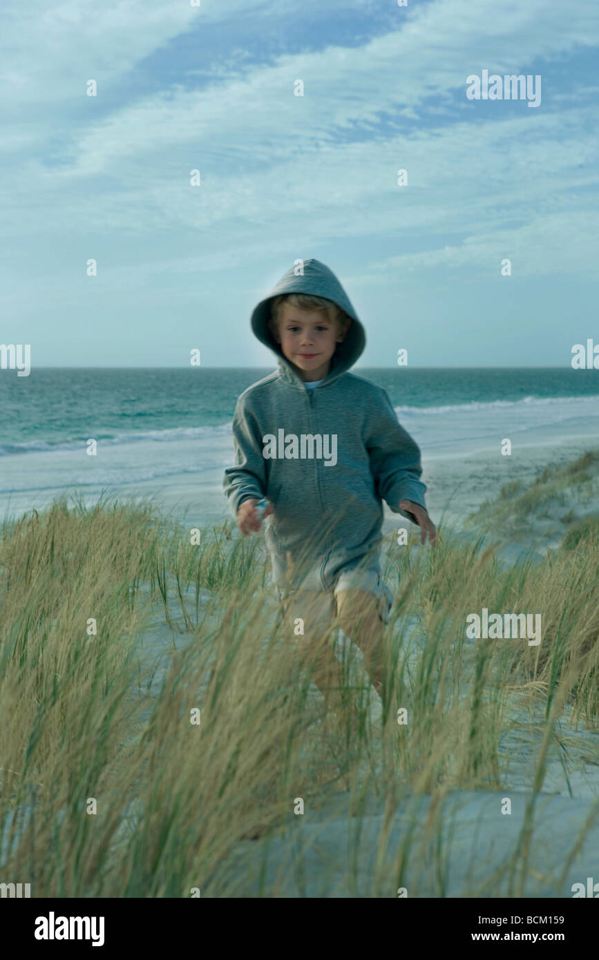 Boy running through tall grass hi-res stock photography and images - Alamy