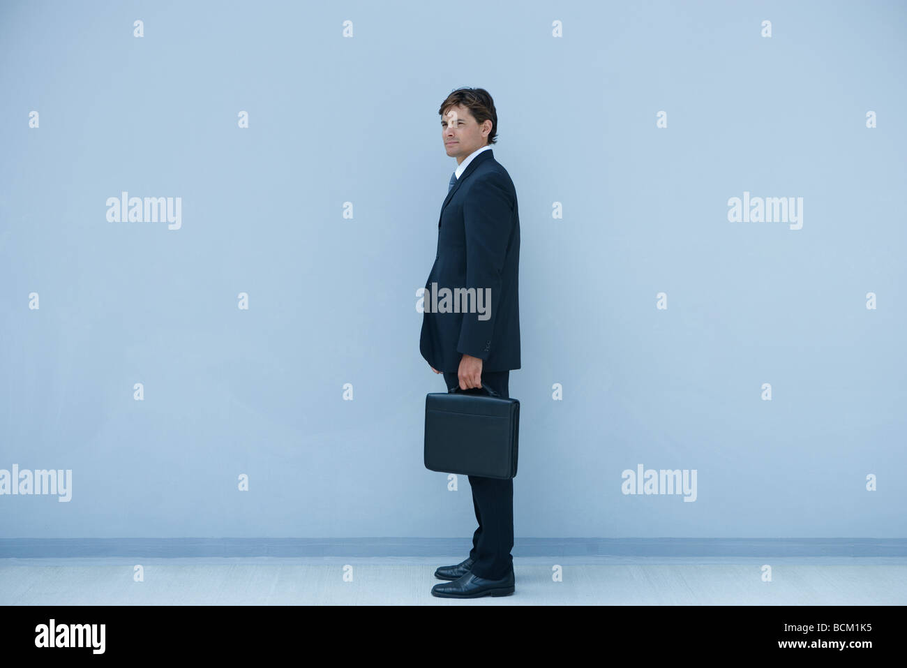 Young man glancing sideways hi-res stock photography and images - Alamy