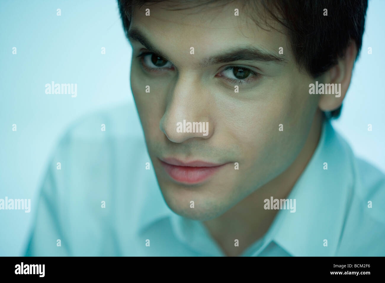 Young man smiling at camera, portrait Stock Photo - Alamy