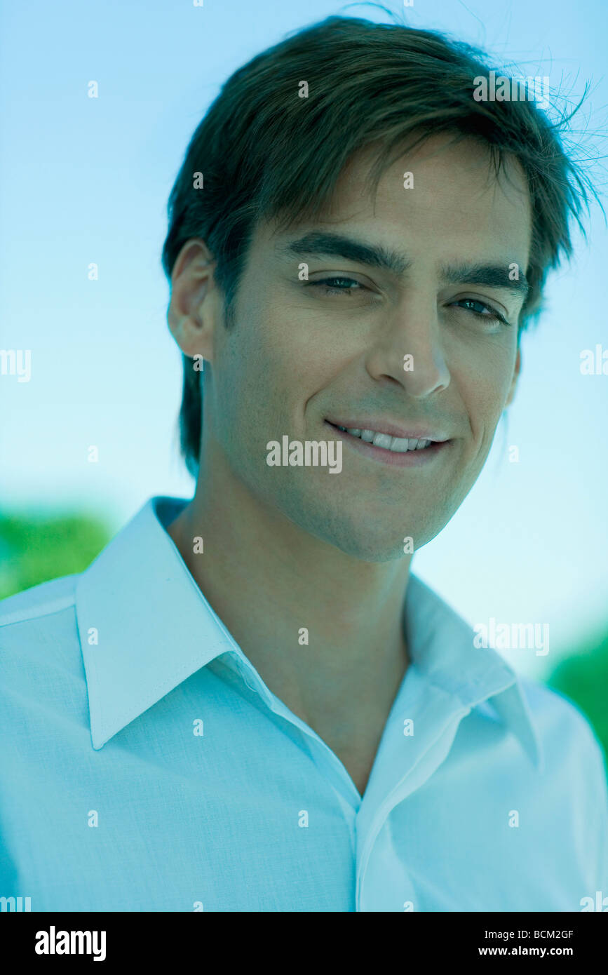 Man smiling at camera, portrait Stock Photo - Alamy