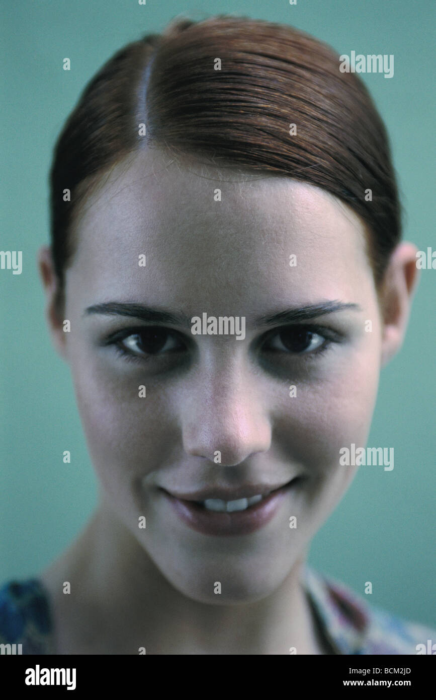 Woman smiling at camera, portrait Stock Photo - Alamy