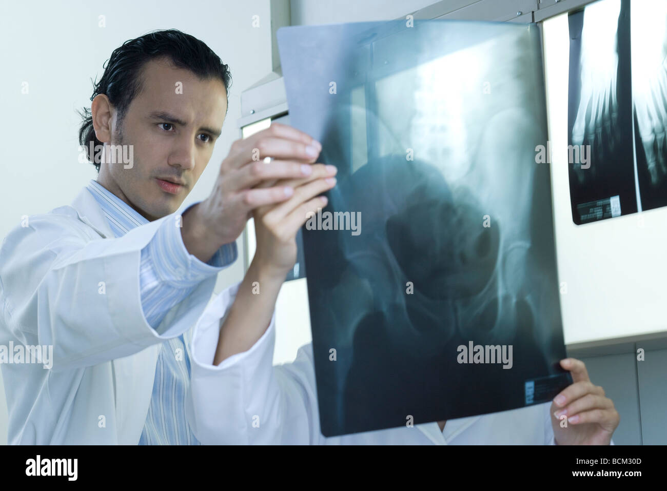 Doctors looking at x-ray together Stock Photo - Alamy