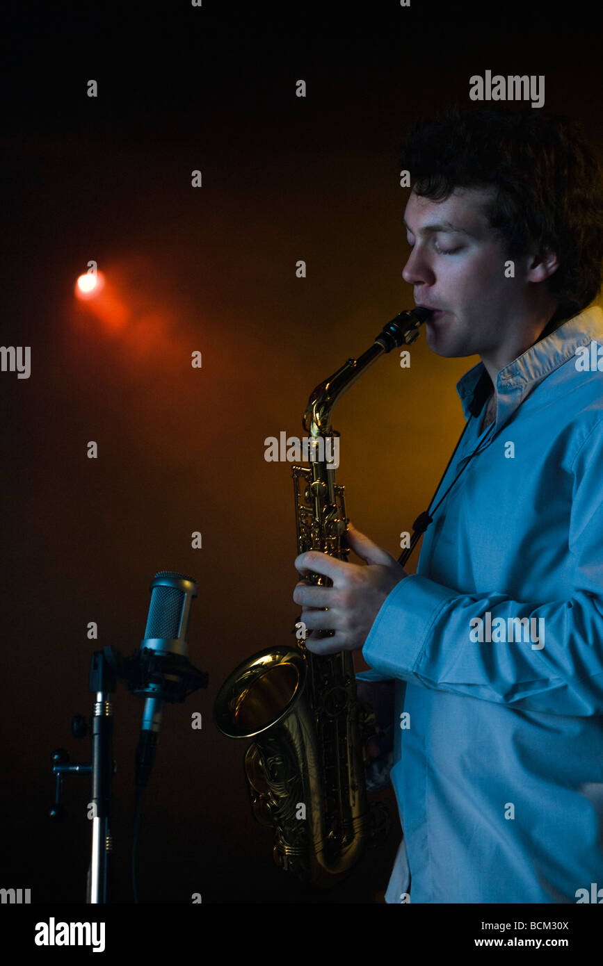Saxophone profile hi-res stock photography and images - Alamy