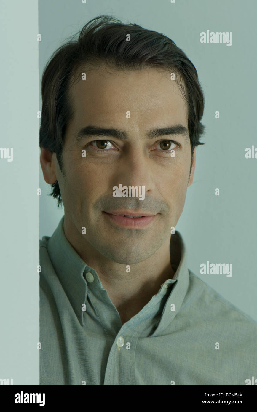 Man smiling at camera, portrait Stock Photo - Alamy