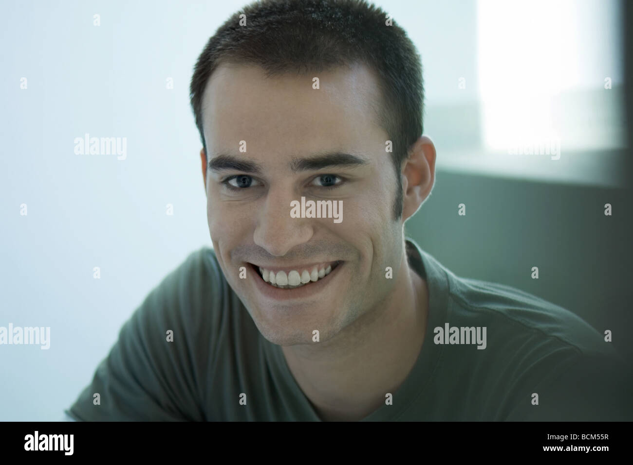 Man smiling at camera, portrait Stock Photo - Alamy