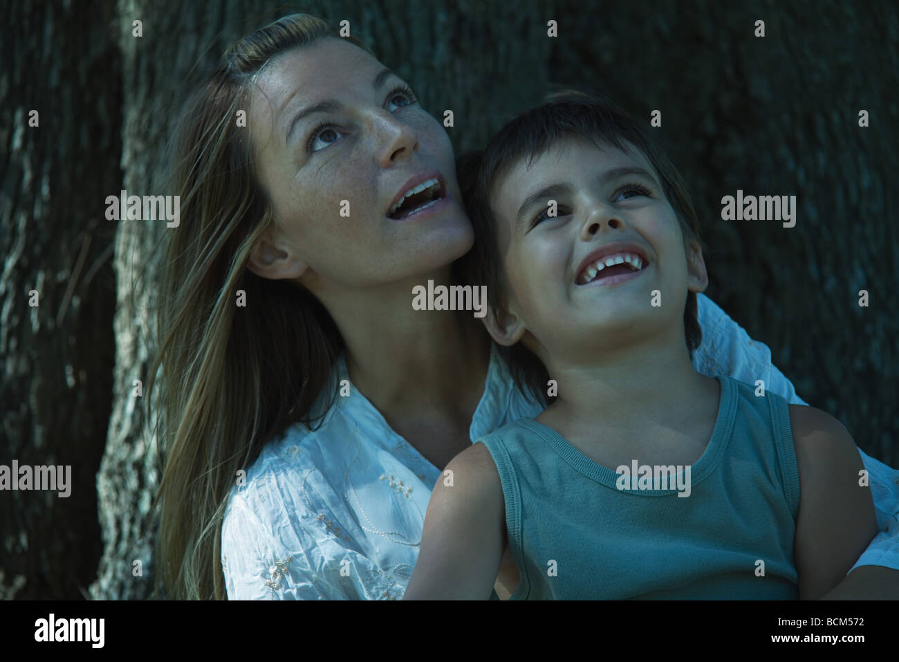 Children sitting shade tree hi-res stock photography and images - Alamy