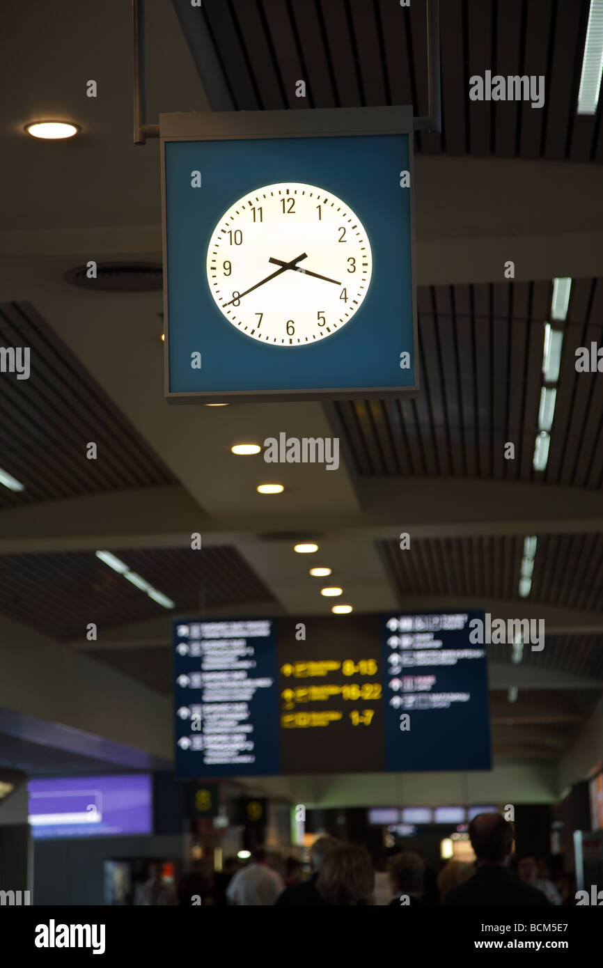 Airport clock hi-res stock photography and images - Alamy