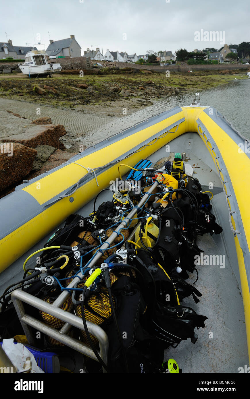 Scuba tanks hi-res stock photography and images - Alamy
