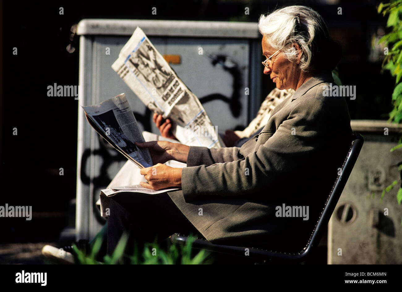 Sitting on a newspaper hi-res stock photography and images - Alamy