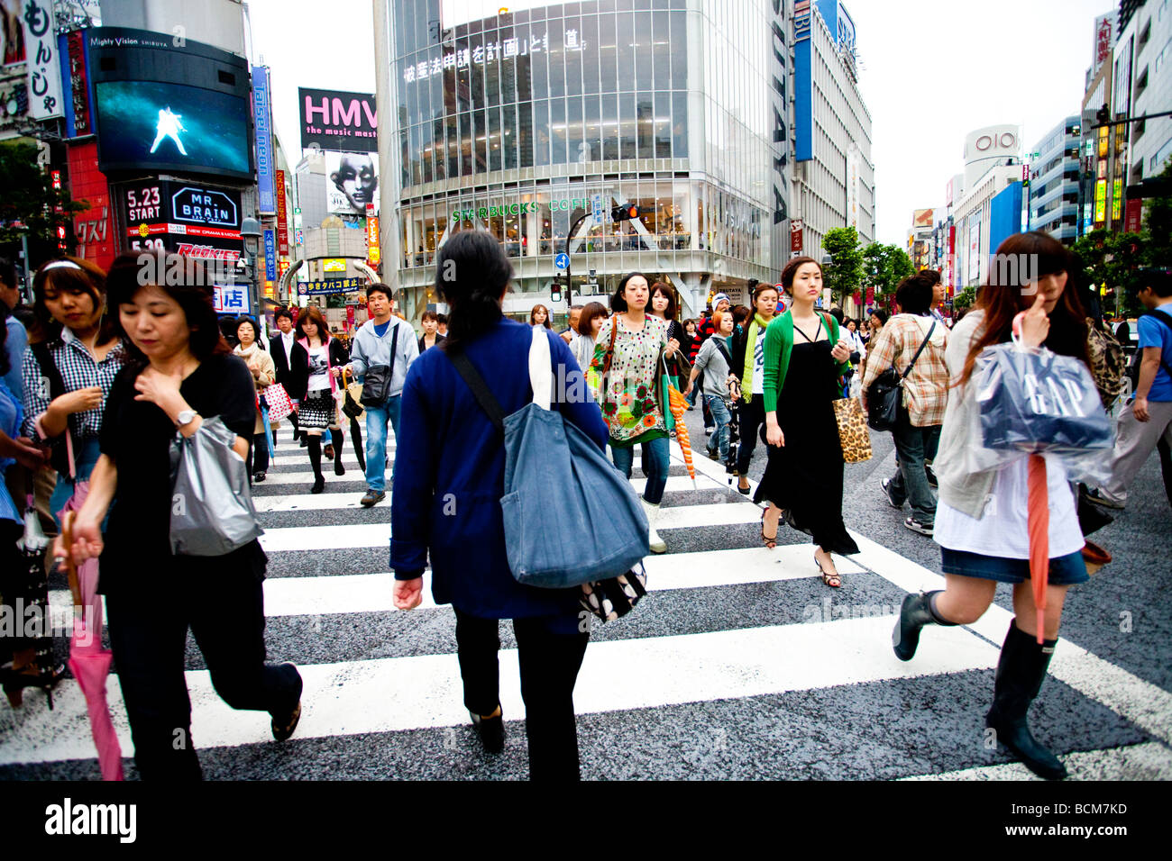 Tokyo citizens and pedestrians in Shibuya Crossing, Tokyo, Japan Stock ...