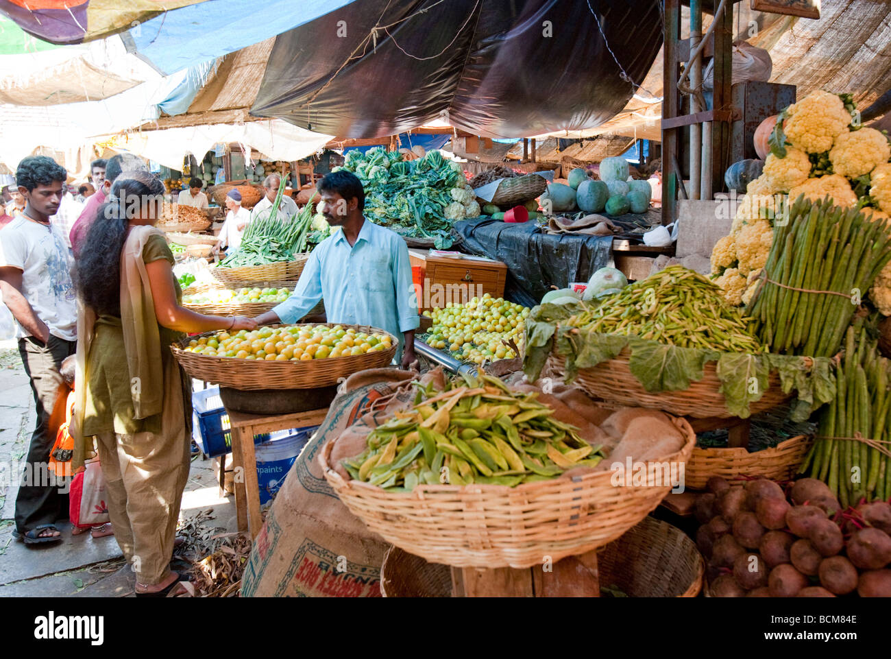 Indian street market fruit stall hi-res stock photography and images ...