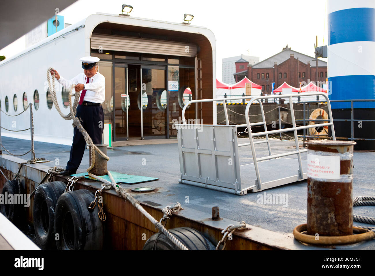 Worker mooring rope dock hi-res stock photography and images - Alamy