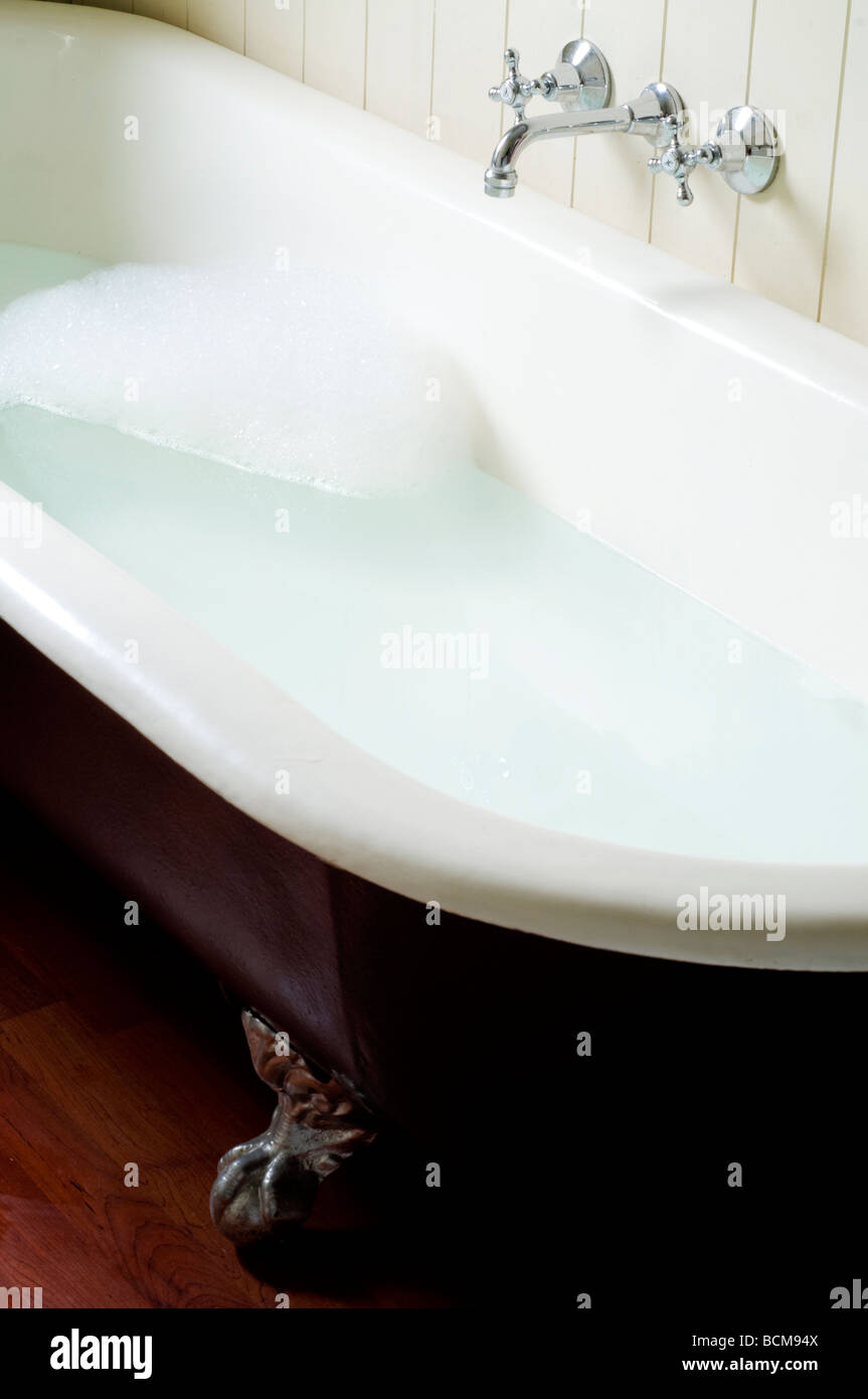 Ball and claw bath hi-res stock photography and images - Alamy