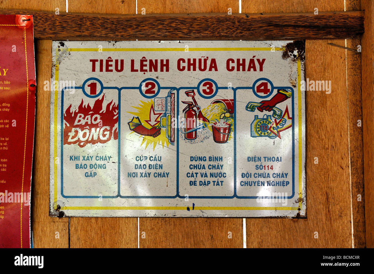 Fire emergency instructions in Vietnamese. Vietnam Stock Photo - Alamy