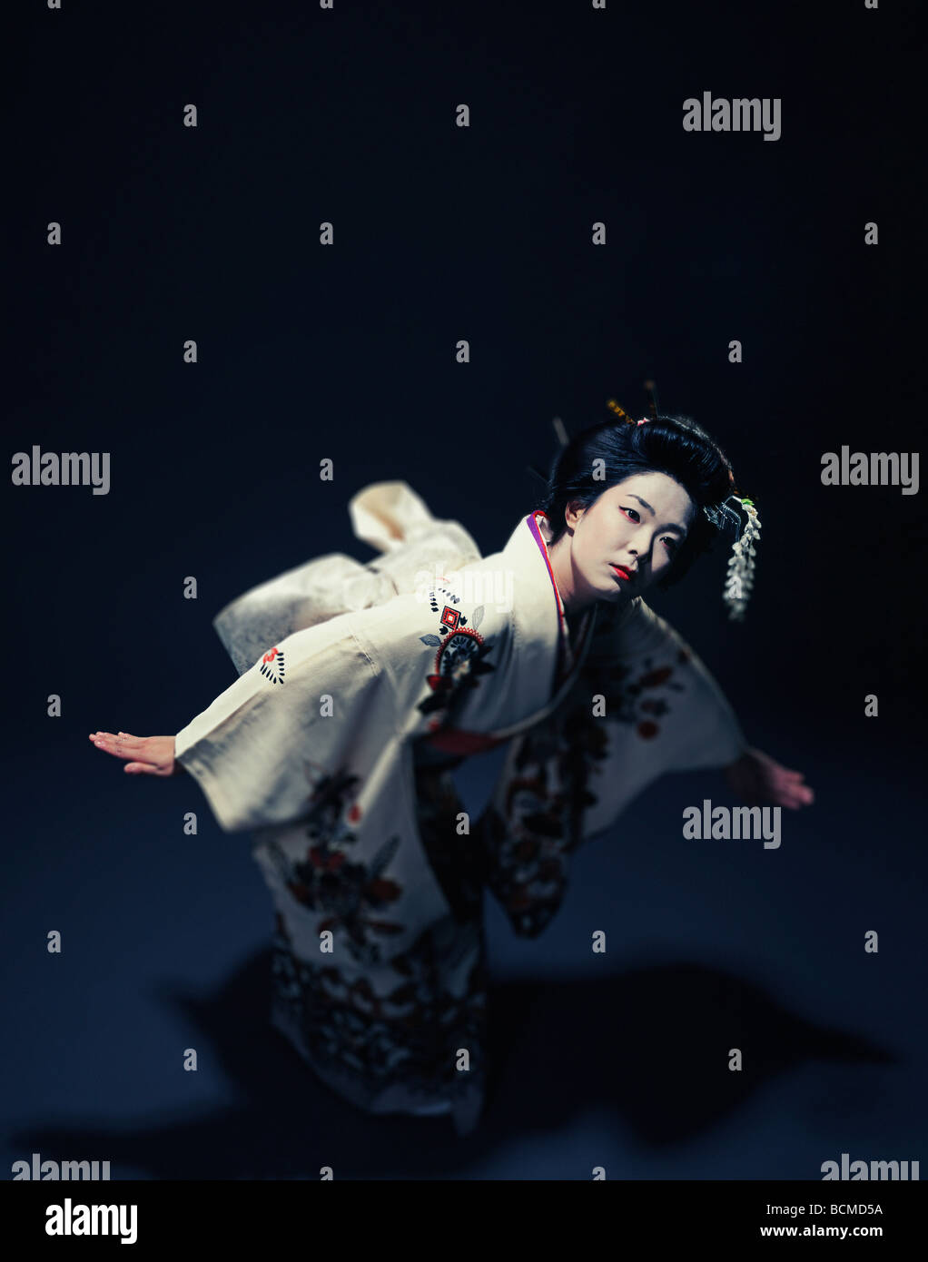 Geisha japan bowing hi-res stock photography and images - Alamy