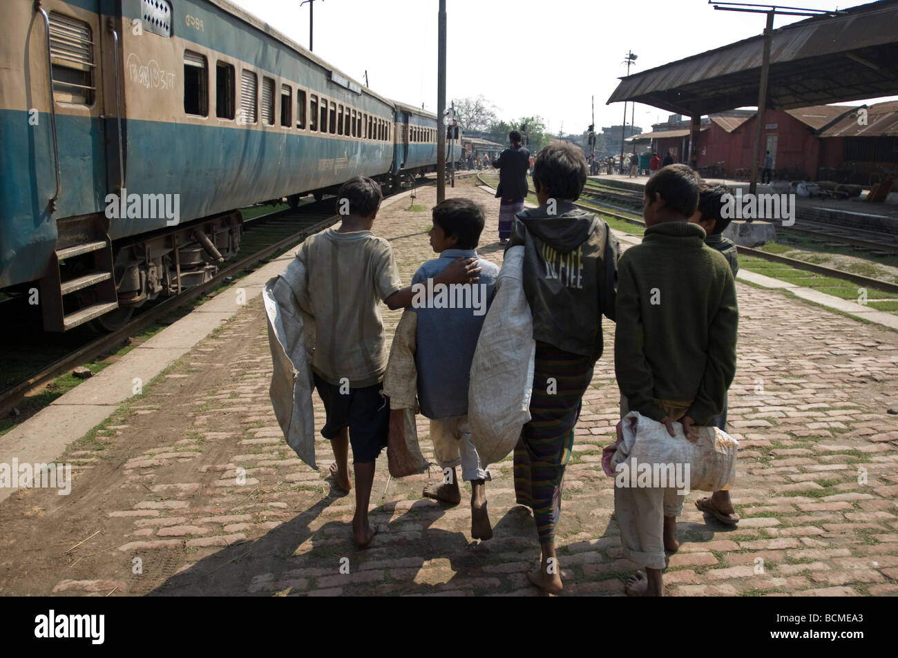 Rag picking children in Khulna Bangladesh Stock Photo - Alamy