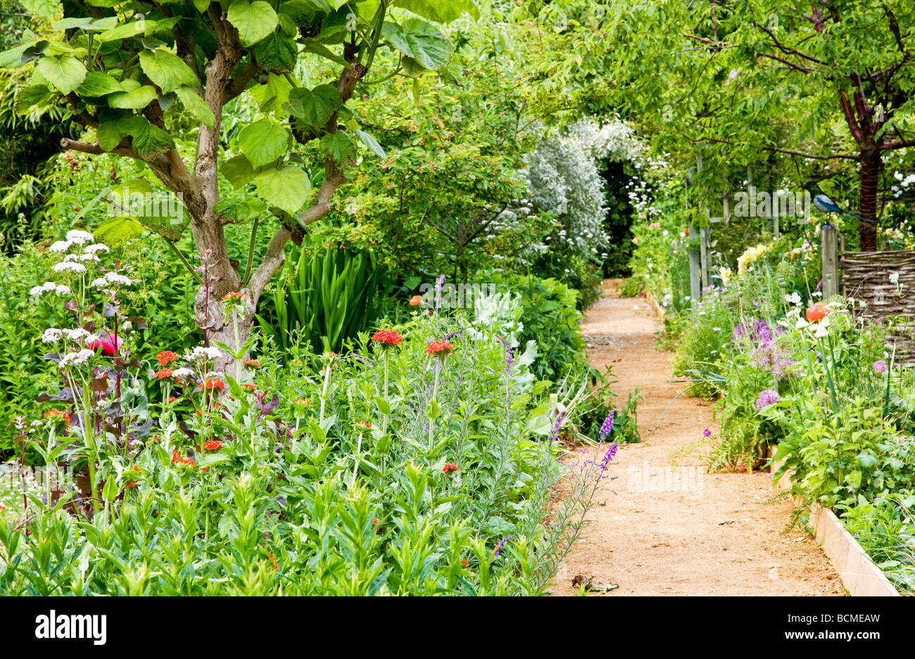 Gravel garden path hi-res stock photography and images - Alamy