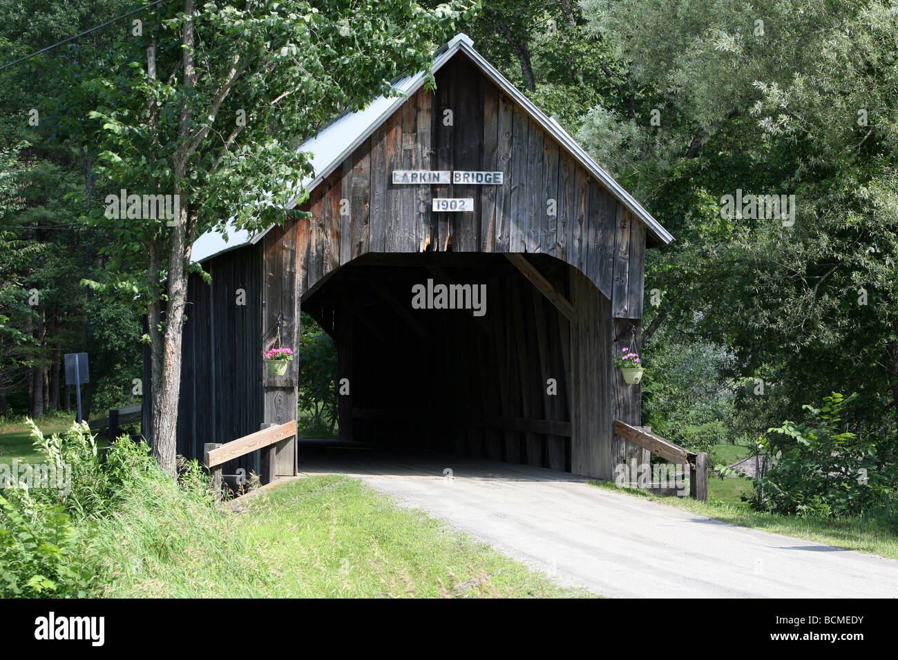 The Larkin covered Bridge in Tunbridge Vermont Stock Photo - Alamy