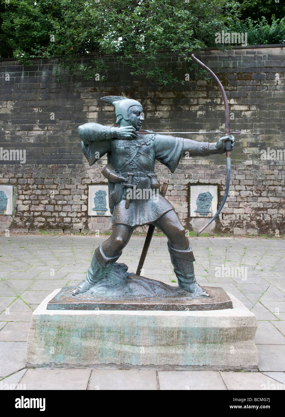Statue of Robin Hood standingn outside Nottingham Castle Museum in ...