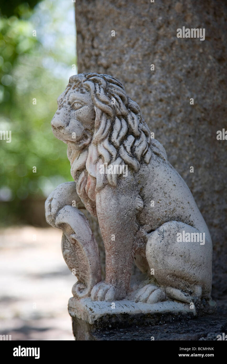Lion gargoyle hi-res stock photography and images - Alamy