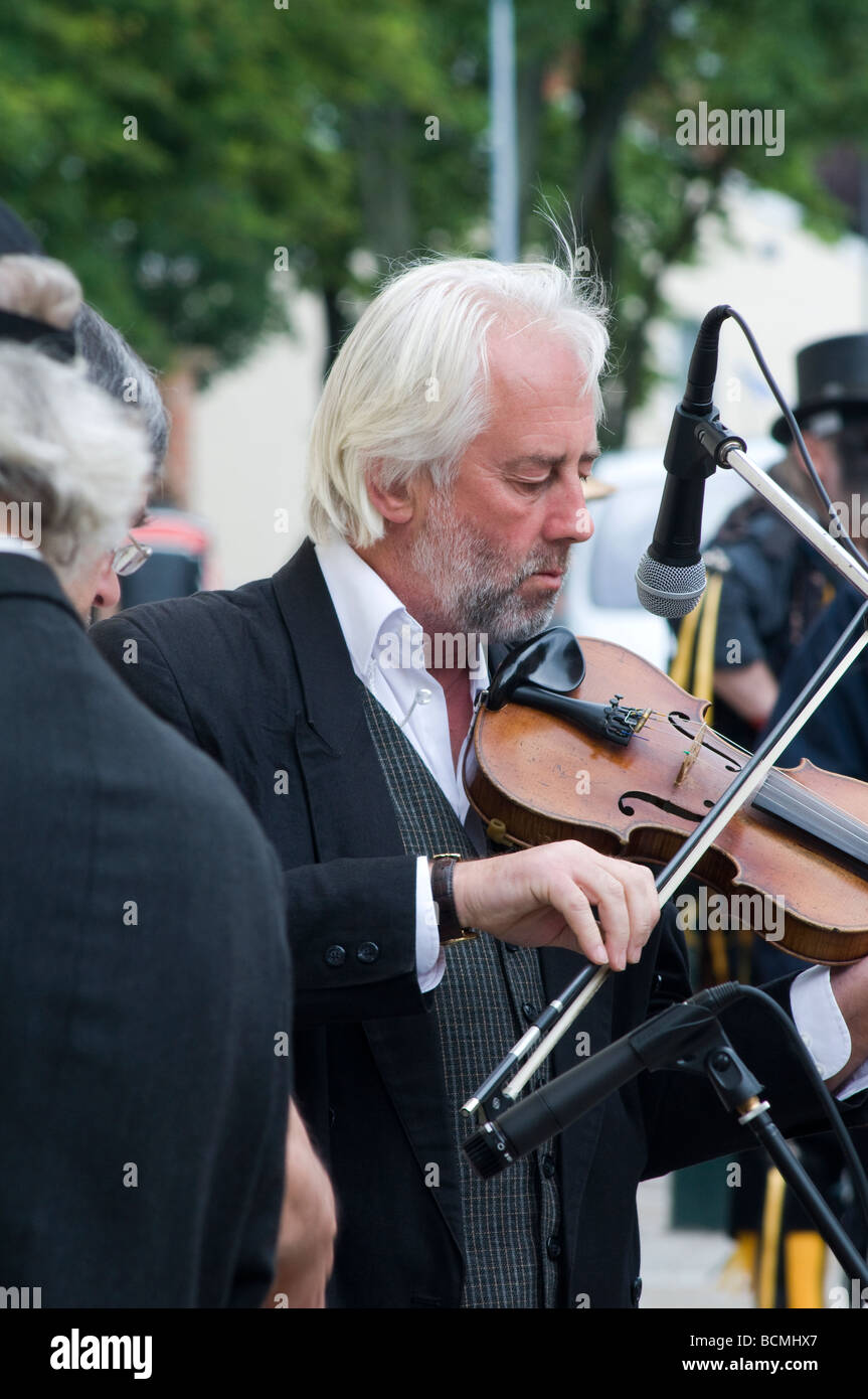 A fiddle player at Beverley Folk Festival, 2009 Stock Photo - Alamy