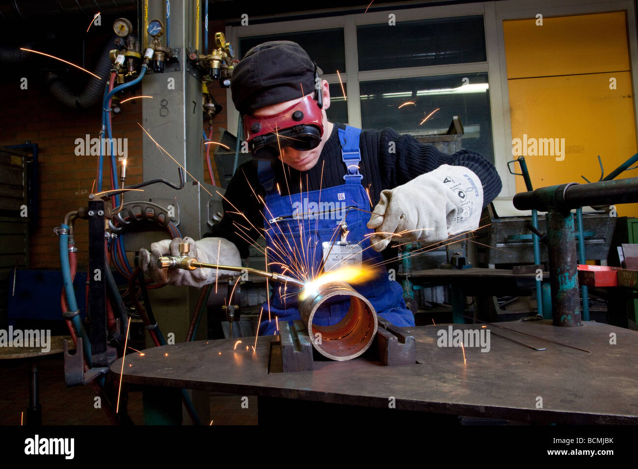 Welder at work Stock Photo - Alamy