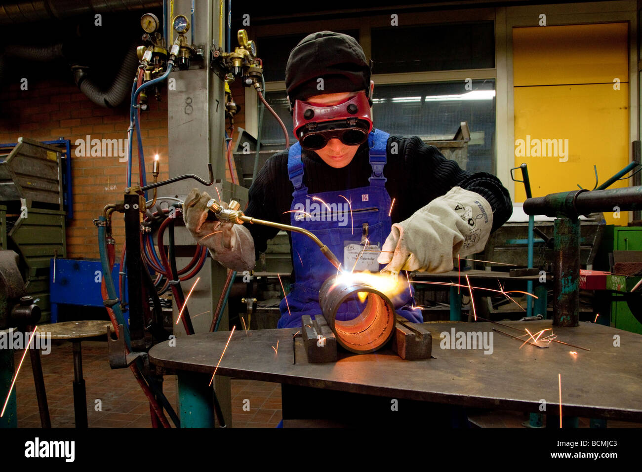Welder at work Stock Photo - Alamy