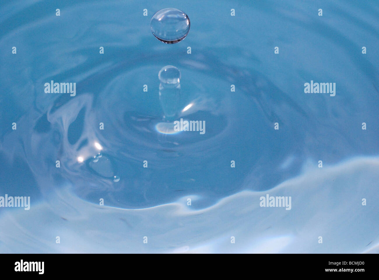 Rain drops falling splashing swimming hi-res stock photography and ...