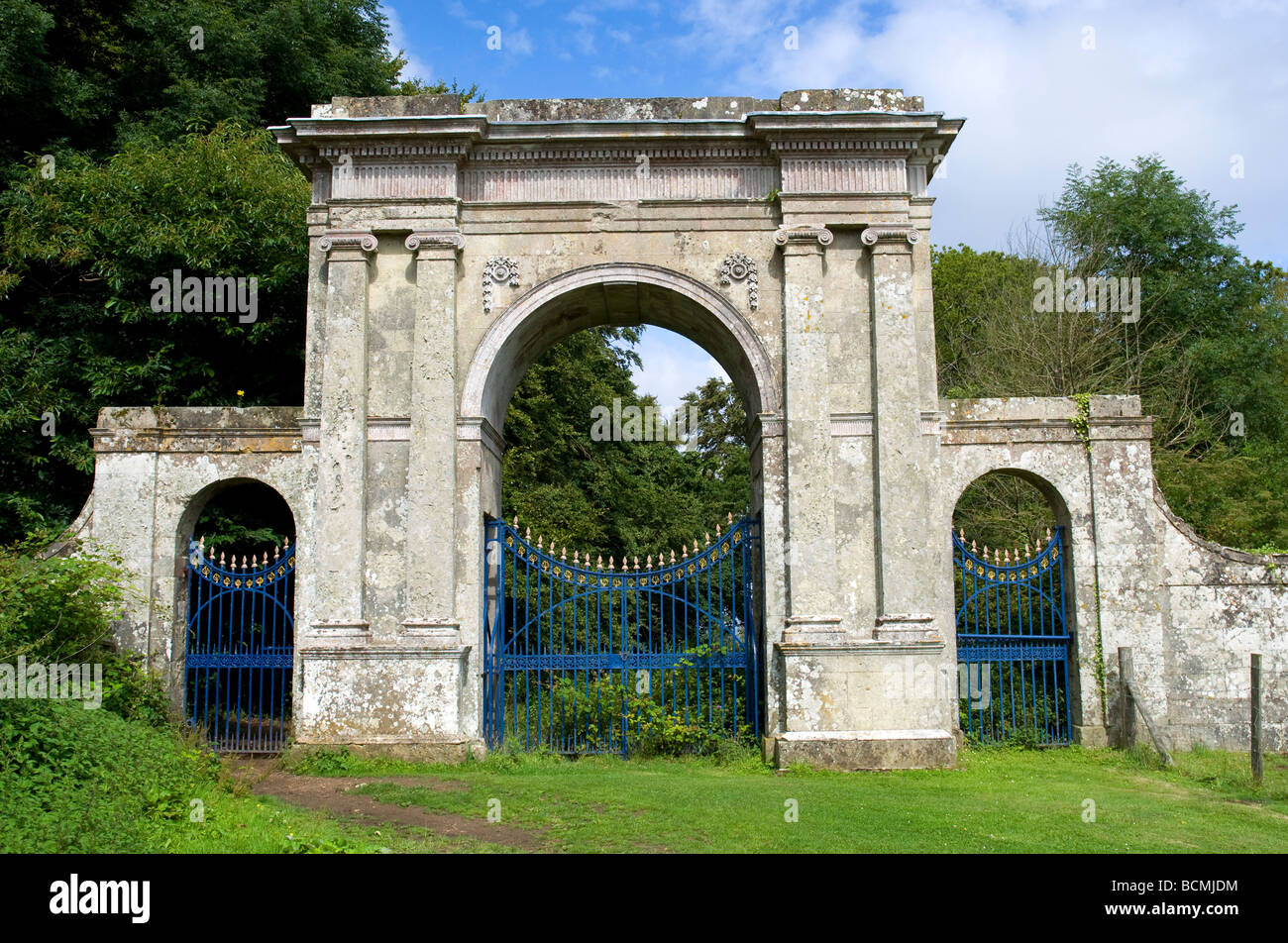 Uk estate gate entrance hi-res stock photography and images - Alamy