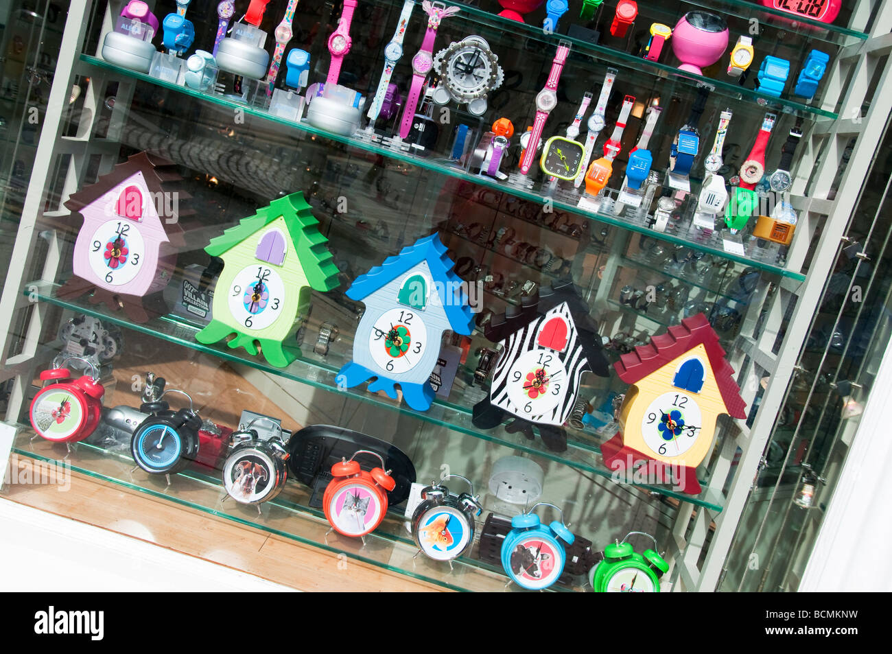 Clocks in a window of a shop in Edinburgh Stock Photo - Alamy