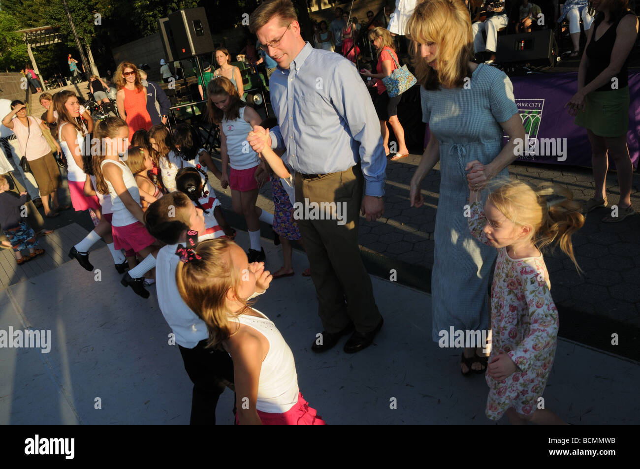 Community families hi-res stock photography and images - Alamy