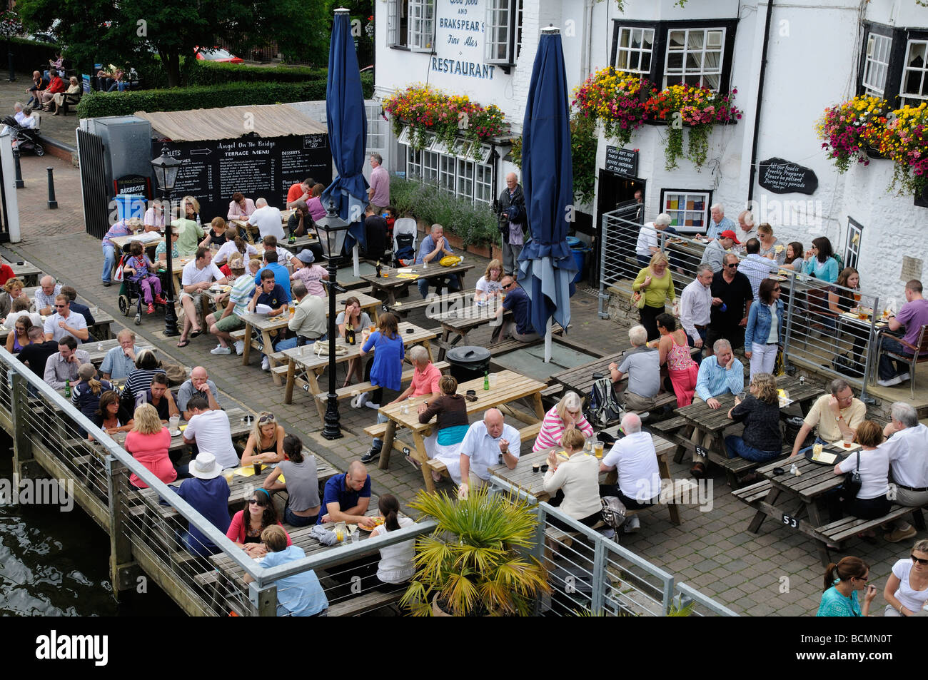 Thameside Pubs Riverside Pubs Stock Photos & Thameside Pubs Riverside ...