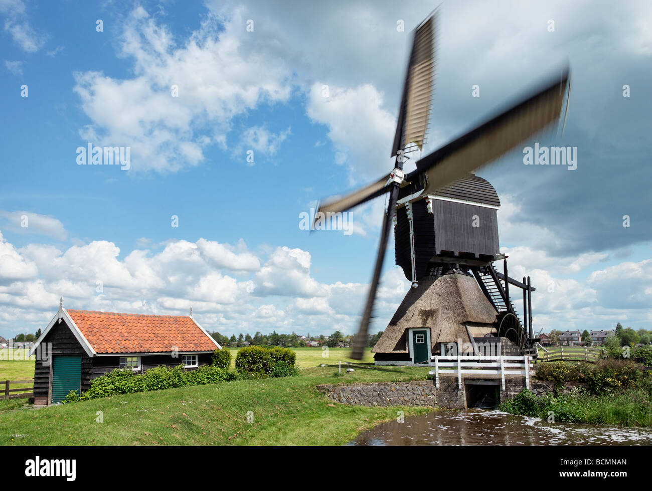 The Kleine Windmill, Streefkerk, South Holland, Netherlands Stock Photo ...