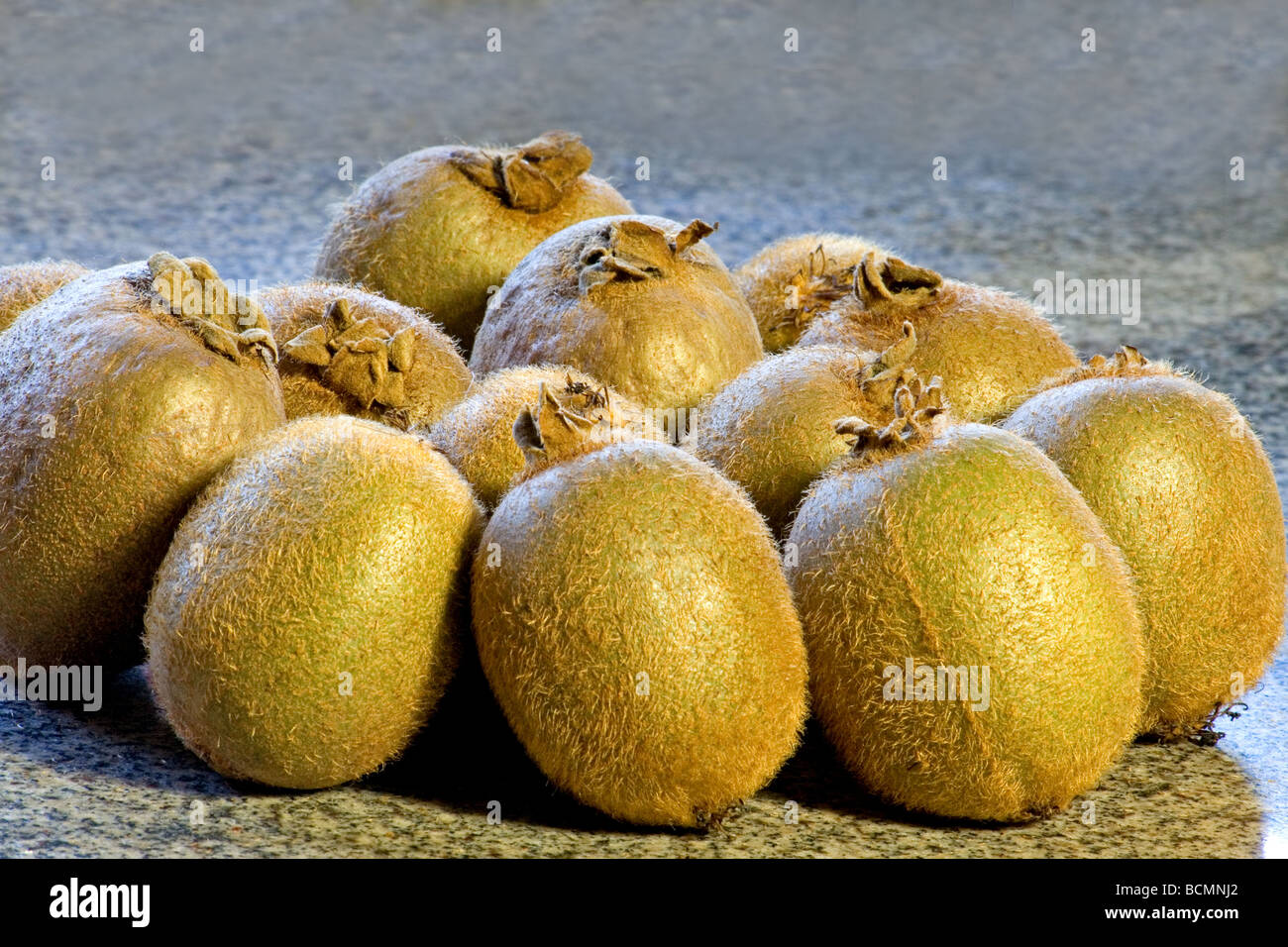 Close-up of kiwi fruits on granite counter top Stock Photo - Alamy