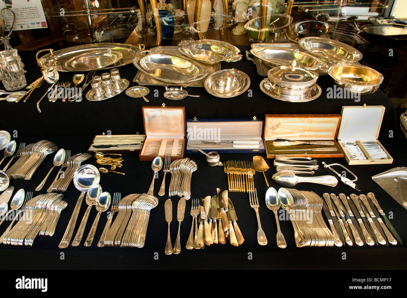 Marche aux Puces de Saint Ouen flea market Paris Stock Photo - Alamy