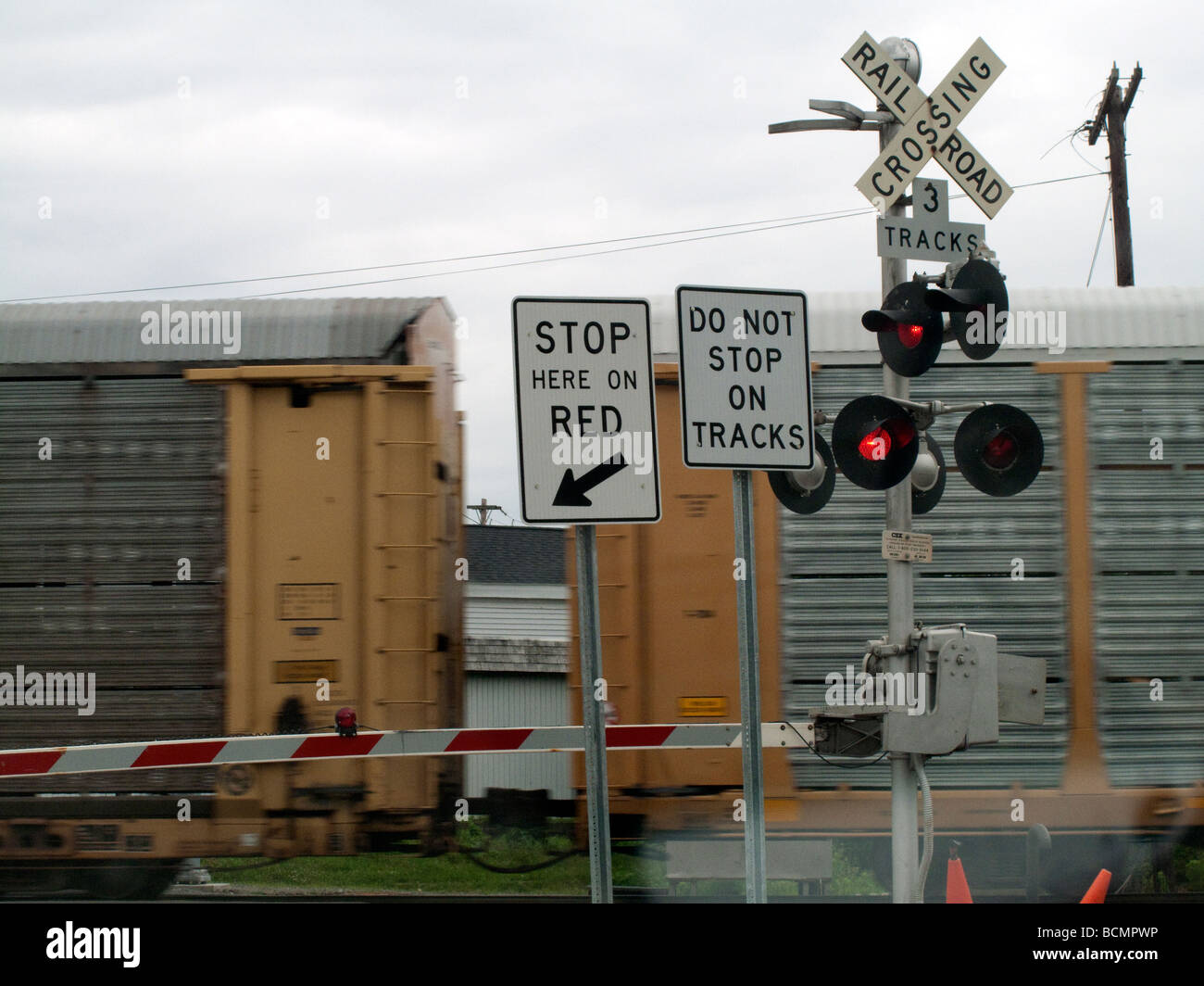 Rail road crossing hi-res stock photography and images - Alamy