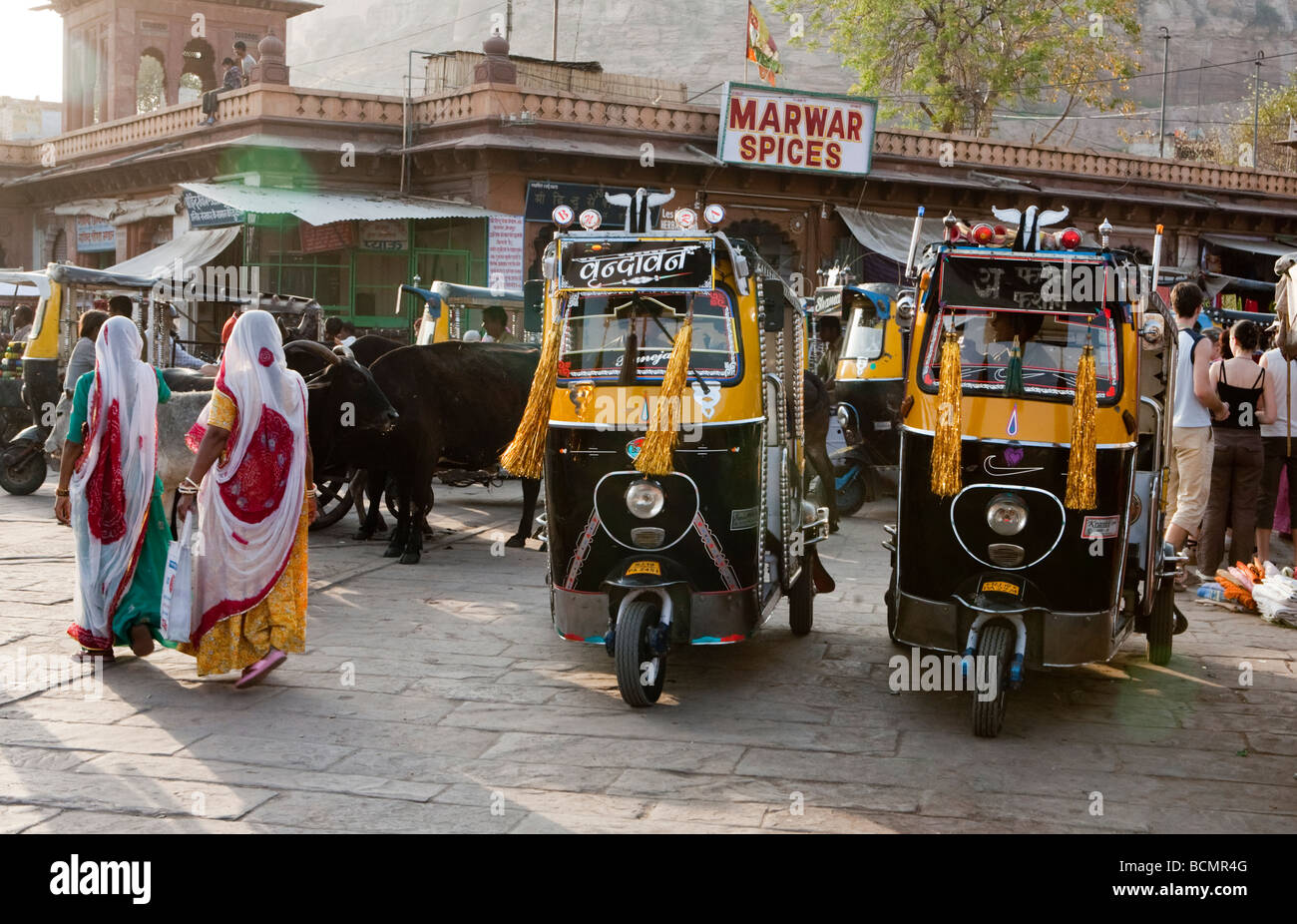 Crowded street of rickshaws india hi-res stock photography and images ...