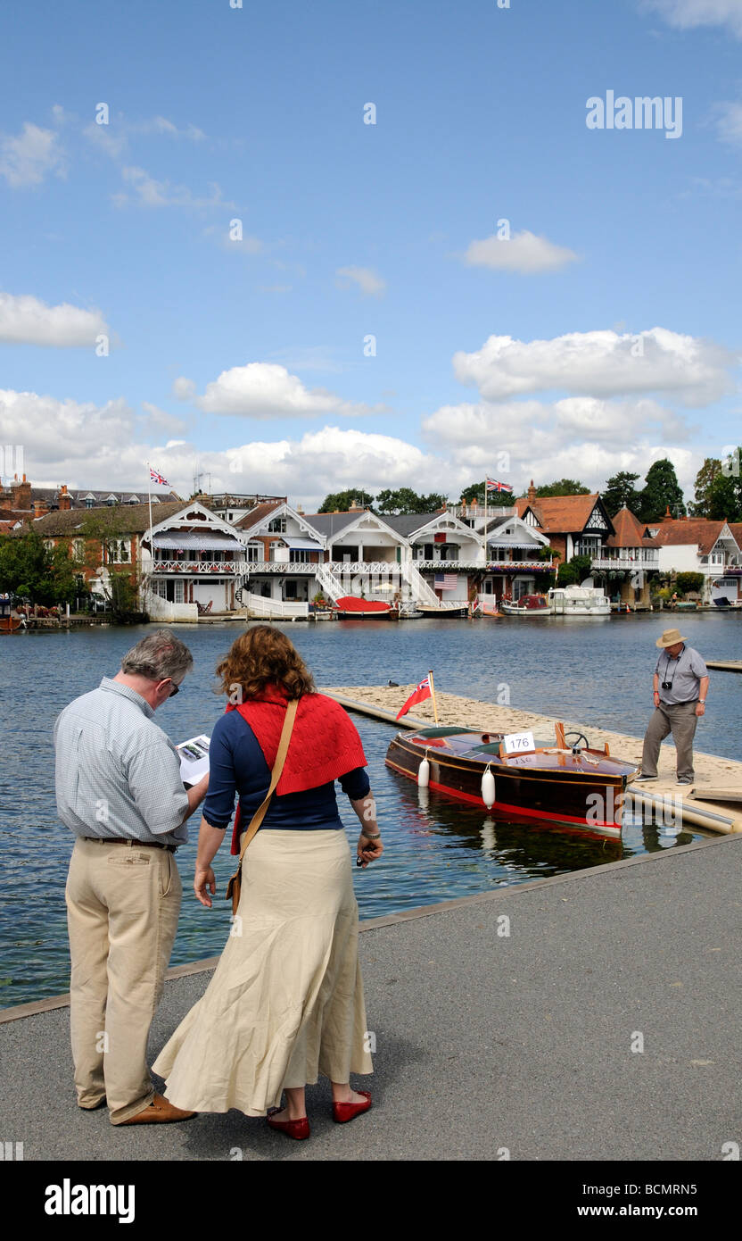 Henley on Thames couple standing the riverside River Thames southern ...