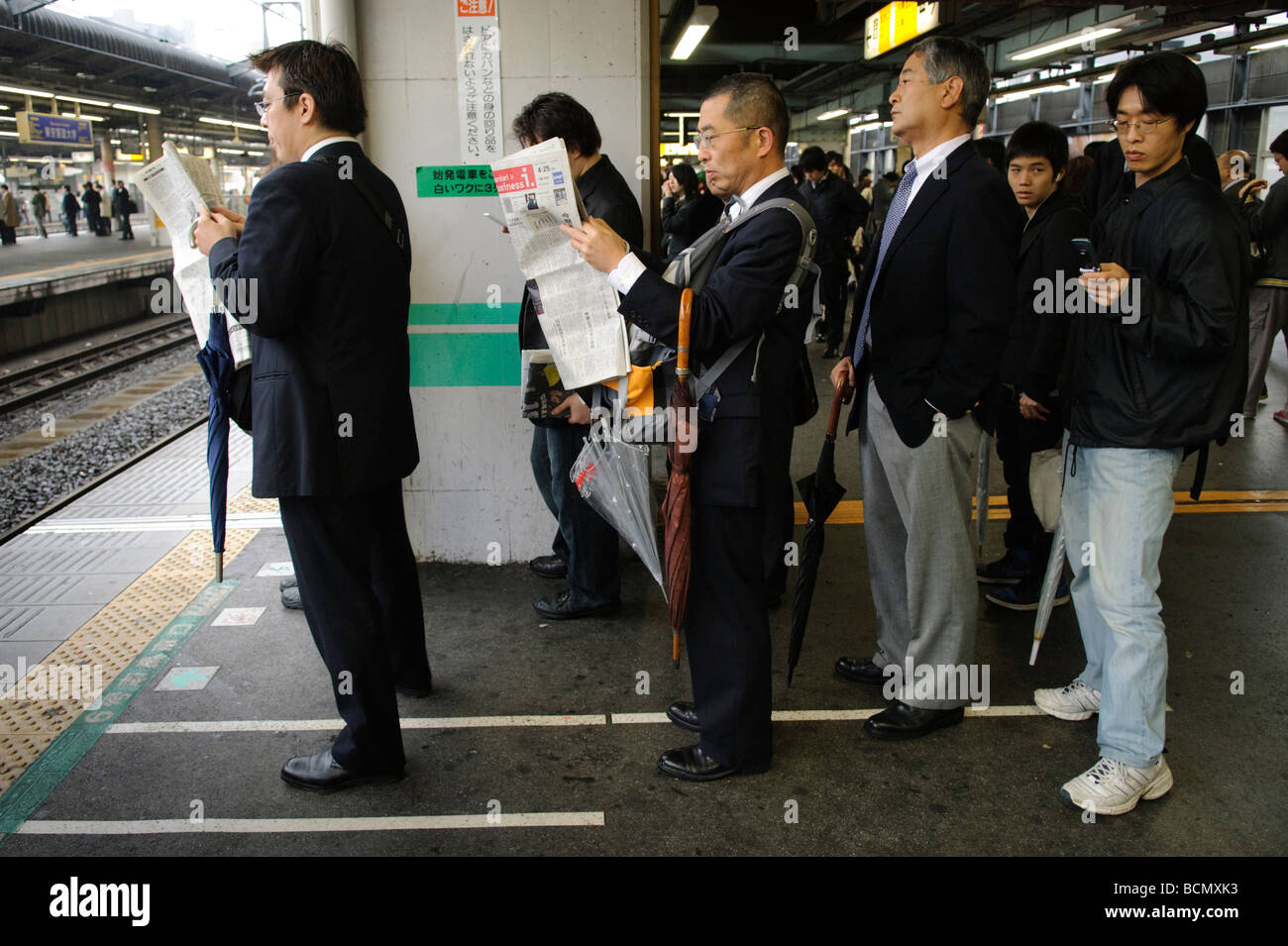 Commuters wating hi-res stock photography and images - Alamy